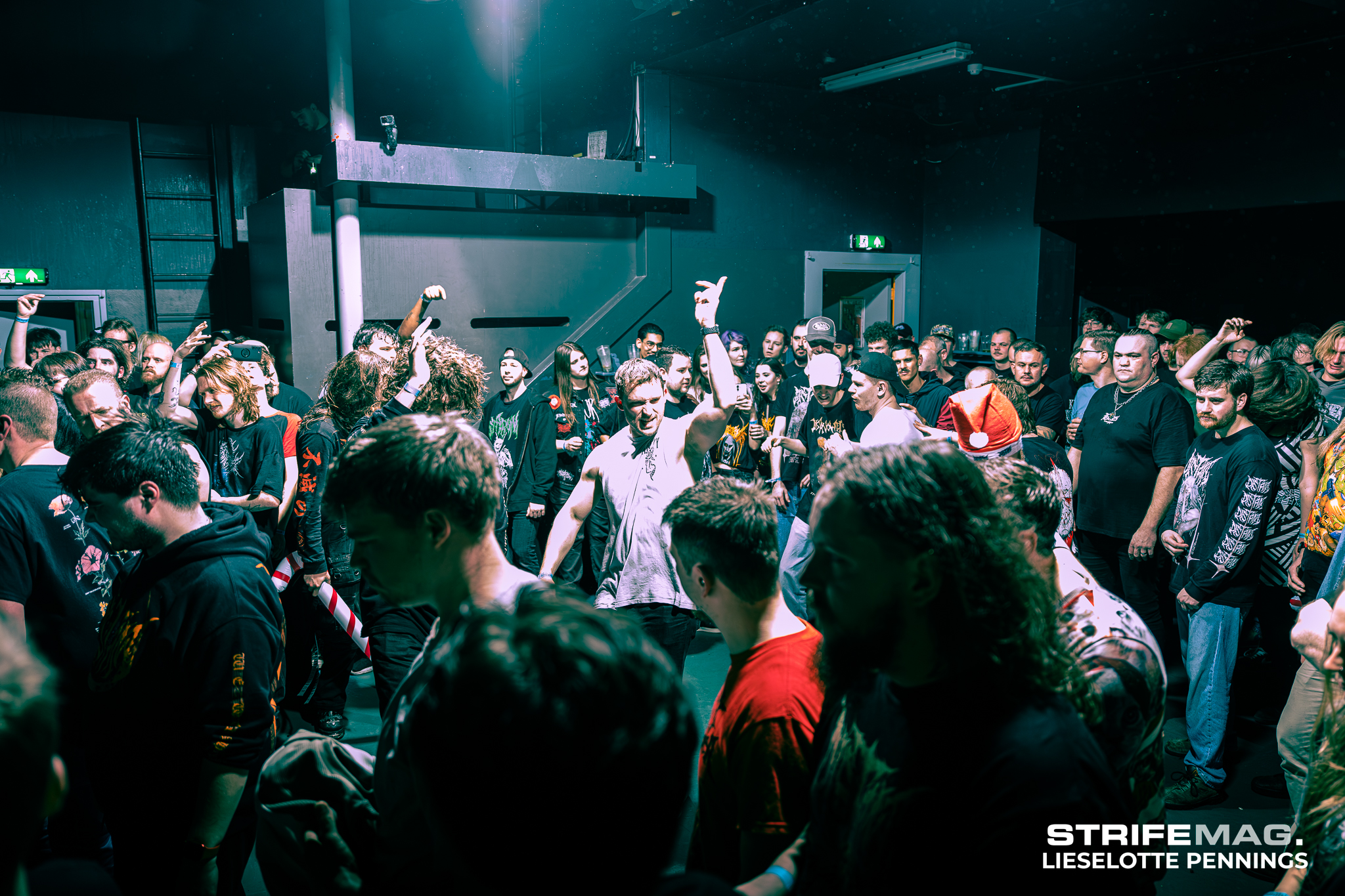 PHOTO REVIEW: Distant Bring Christmas Metal To Arnhem